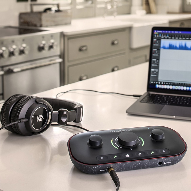 【加購麥克風優惠】Focusrite Vocaster Two 直播/Podcast錄音介面 | SV音樂商城